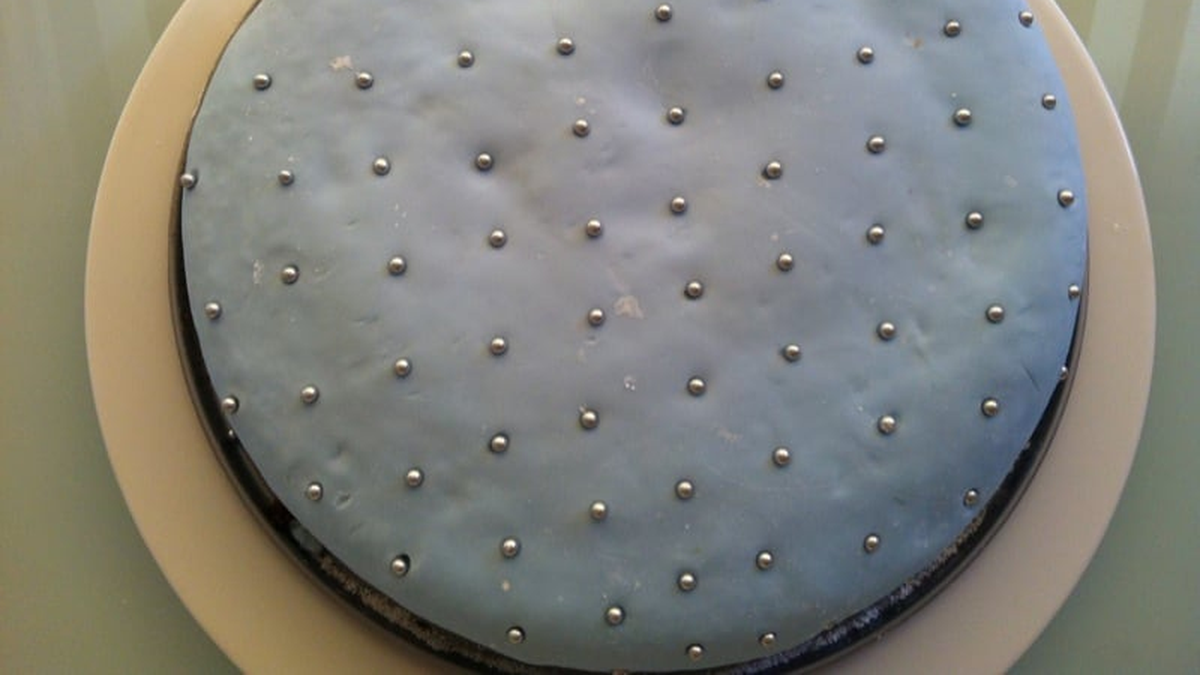 ¿A qué se debe que algunas personas pongan bolitas plateadas en las tortas?