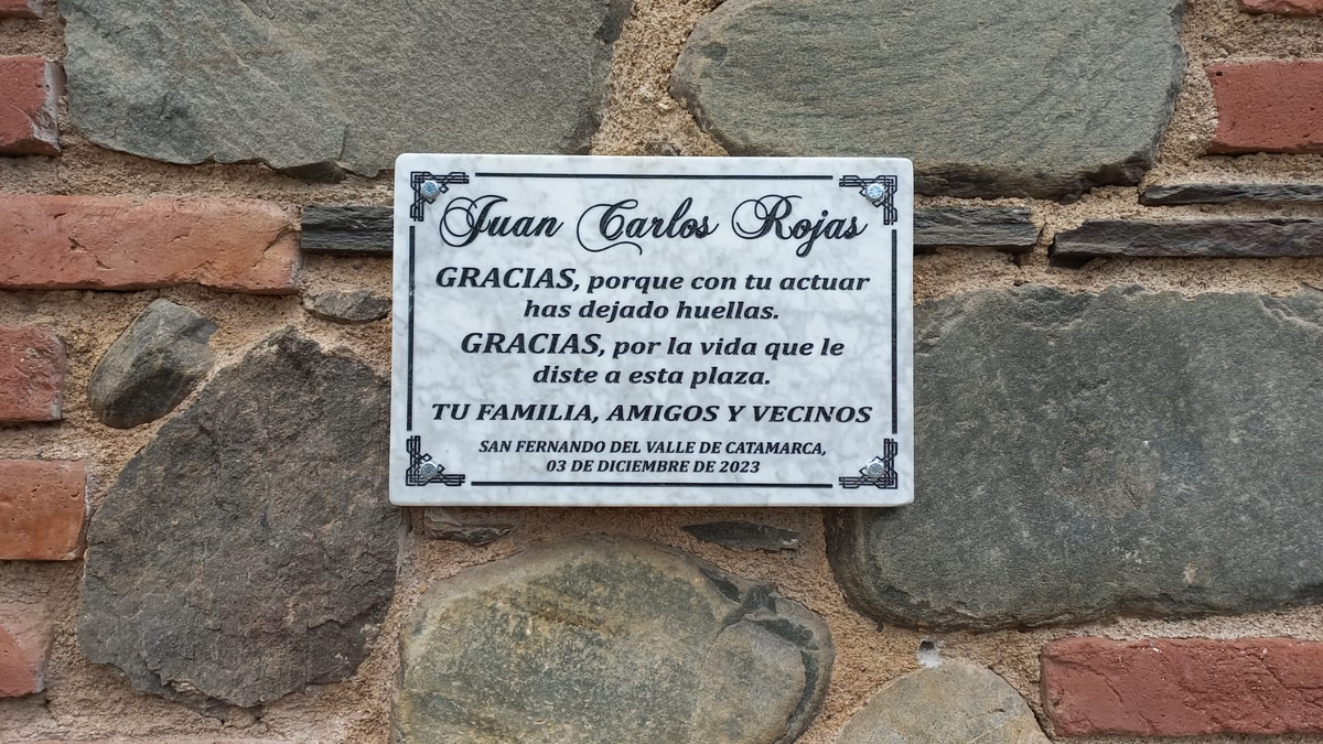 Descubrieron la placa en homenaje a Juan Carlos Rojas