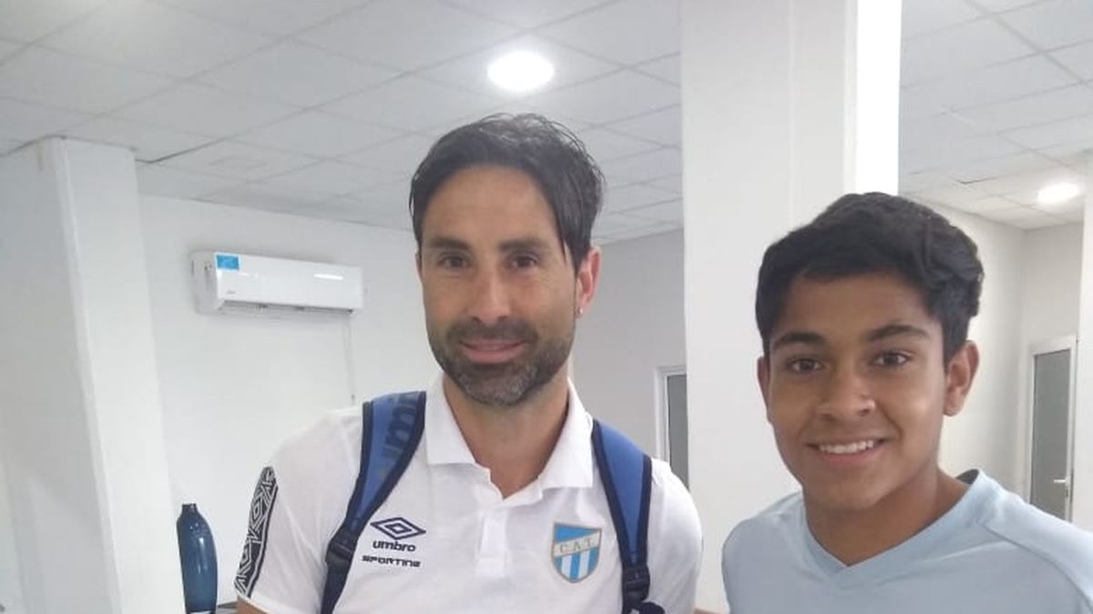 El andalgalense Tiago Gómez fue alcanzapelotas en el Monumental José Fierro