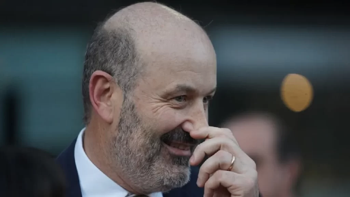 Según Sturzenegger, la reforma laboral permitirá que suba el sueldo de ...