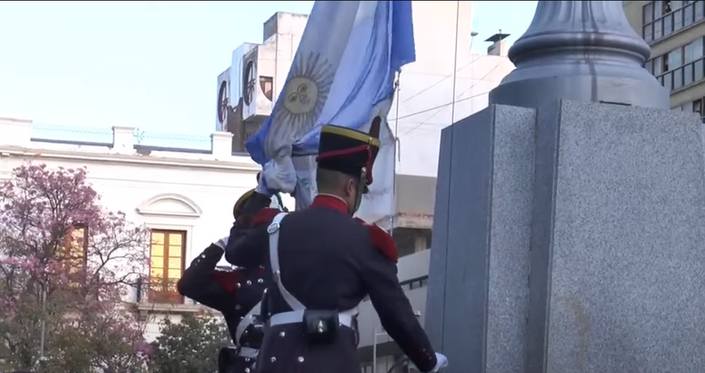 Los Granaderos de San Martín izaron la bandera en la plaza 25 de Mayo