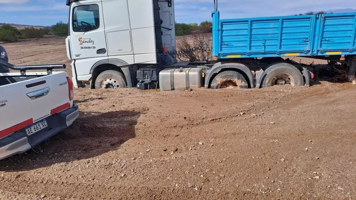 Un colectivo y un camión quedaron atascados en el barro