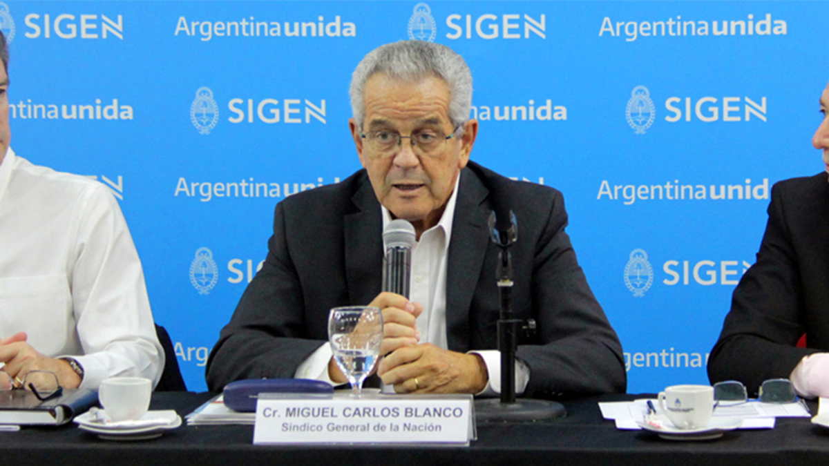 El titular de la Sigen dijo que gana más de tres millones y que no le ...