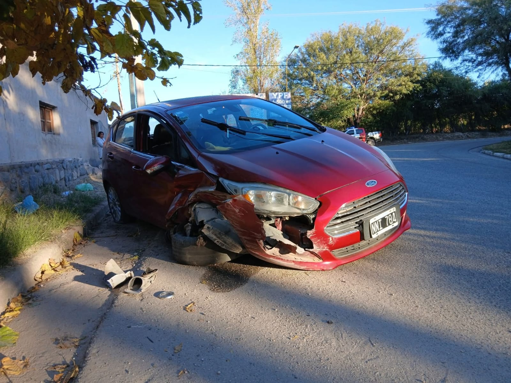 Un automóvil chocó contra una vivienda en el ingreso a Andalgalá