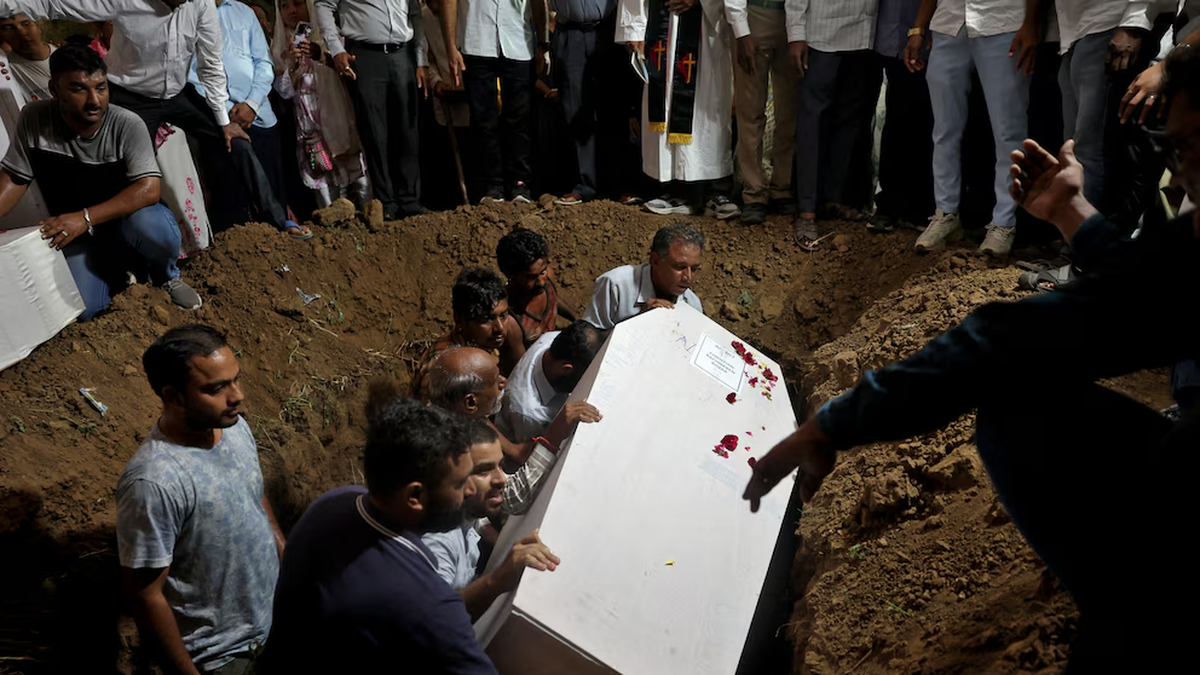 Escándalo tras el desastre aéreo de Air India: familias británicas recibieron ataúdes con ...
