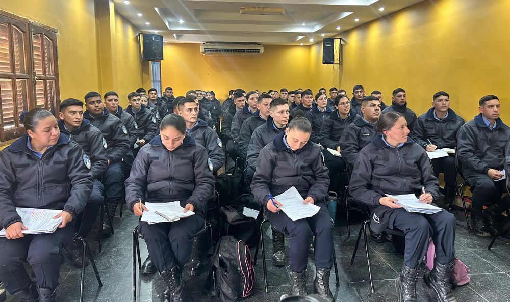 Los nuevos Oficiales Ayudantes y Agentes de Policía ya prestan su ...