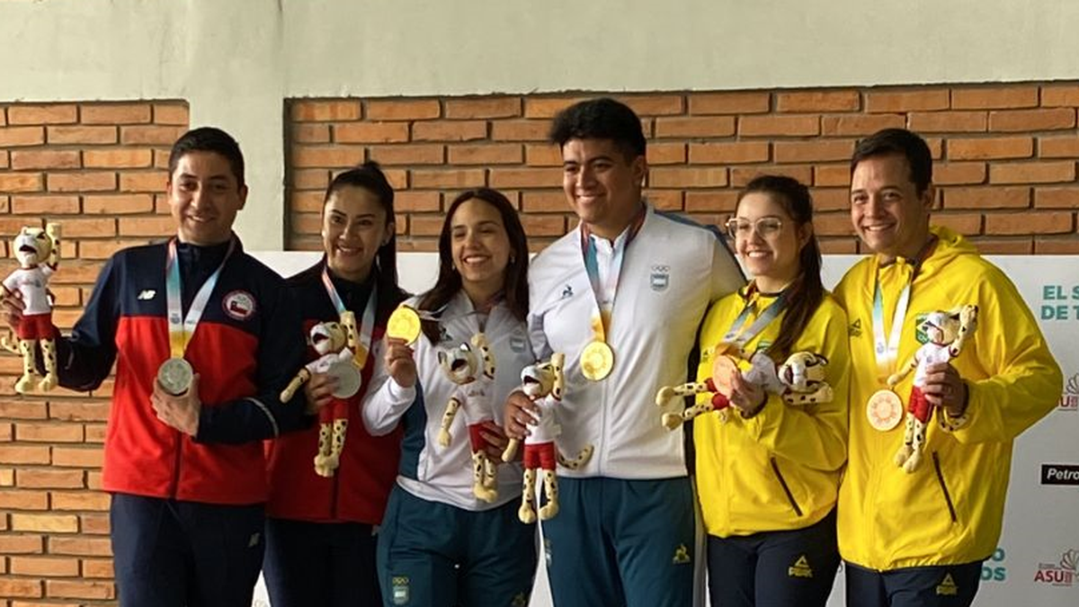 Julián Gutiérrez, con la presea de oro en tiro mixto