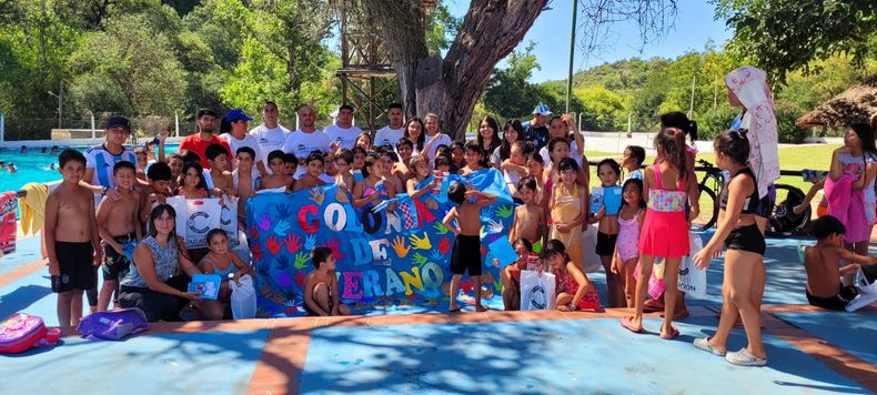 Educación entregó 130 kits escolares en la colonia del Camping Municipal