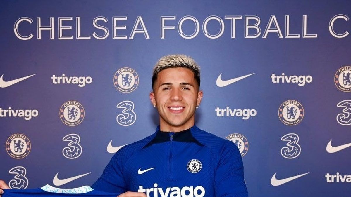 Enzo Fernández posó con la 5 del Chelsea