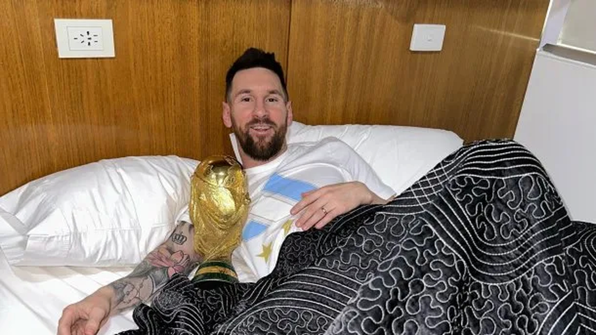 Buen día: el posteo de Messi durmiendo con la Copa y tomando mate